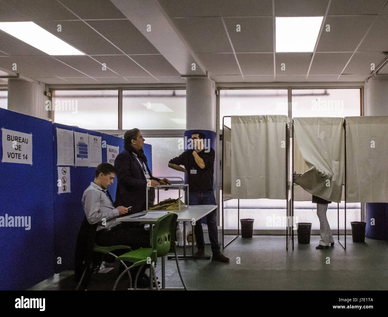 French residents in the UK queue for over an hour in South Kensington ...
