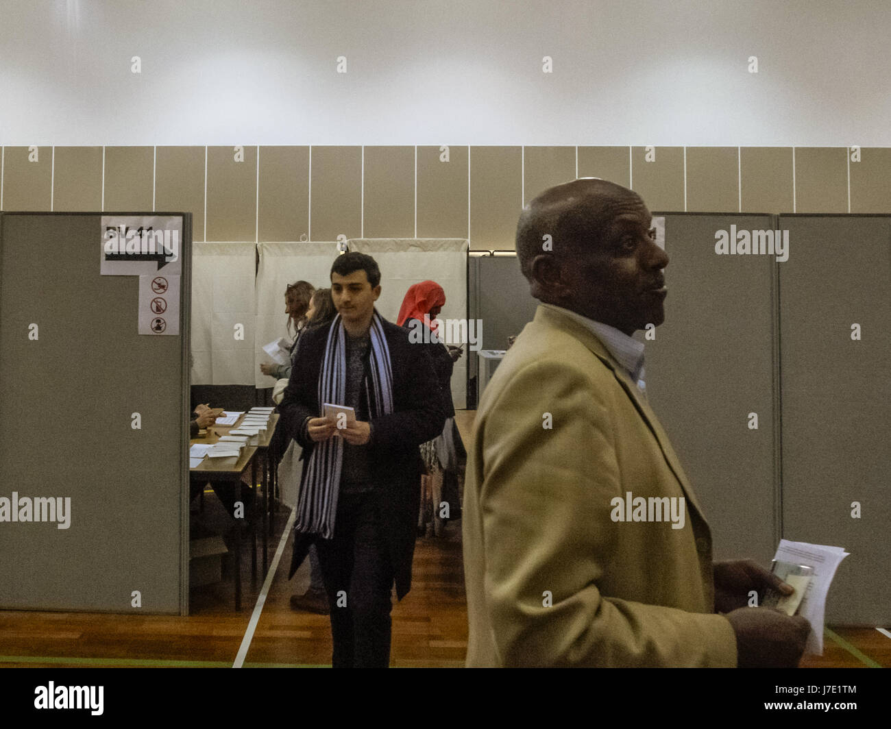 French residents in the UK queue for over an hour in South Kensington ...