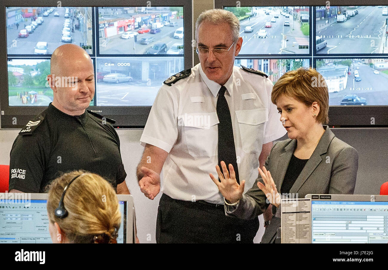 First Minister Nicola Sturgeon meets with Sergeant Ian Robertson (left ...