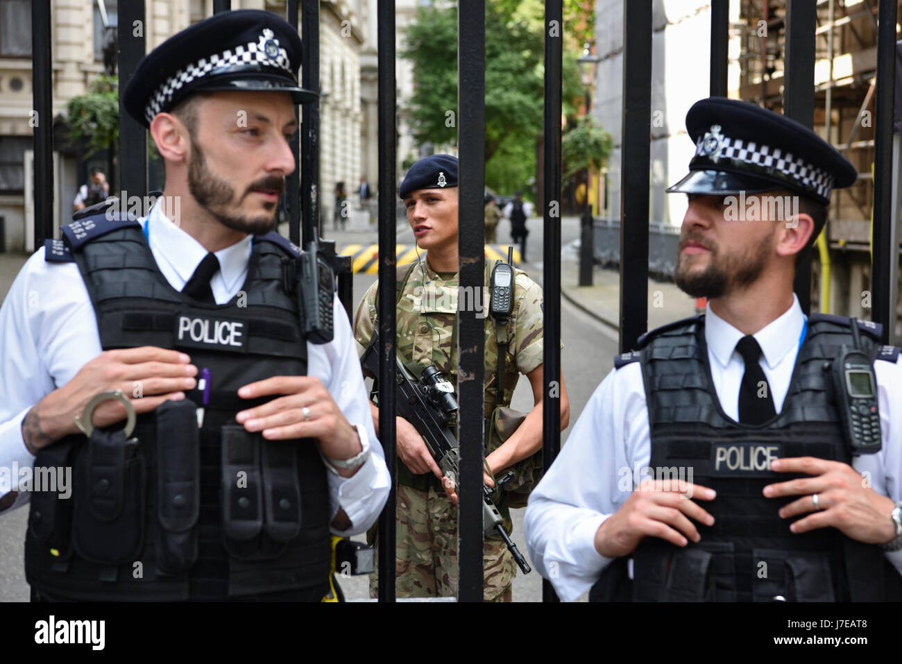 Armed soldier guarding gate hi-res stock photography and images - Alamy