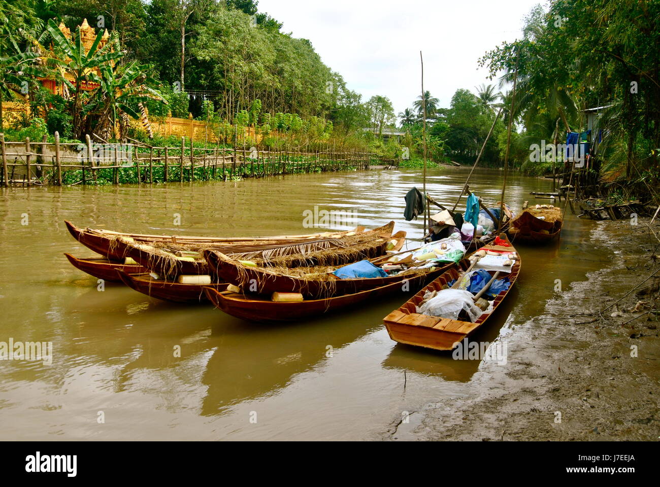 Transporting goods by boat hi-res stock photography and images - Alamy
