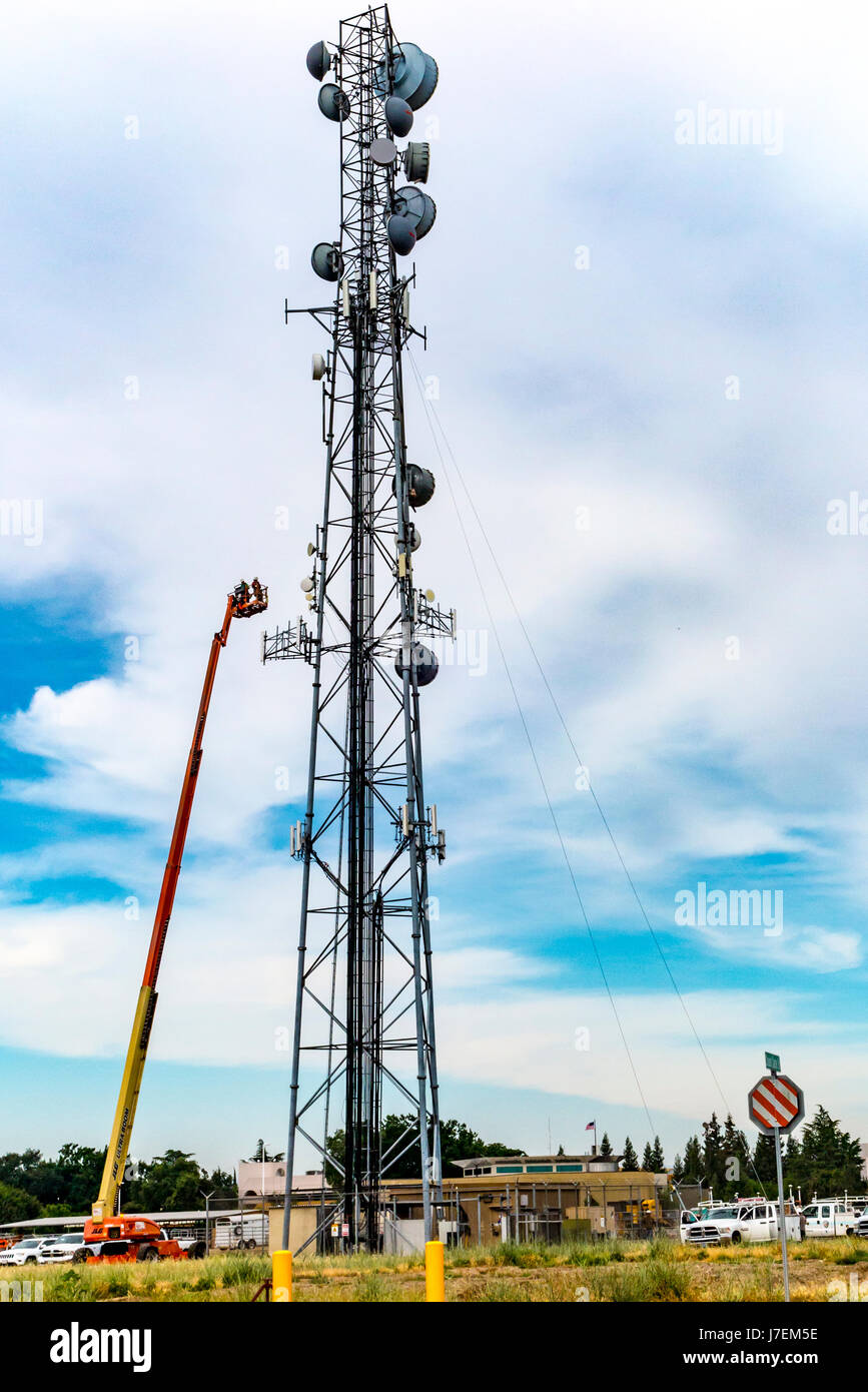 Cellular tower backhaul hi-res stock photography and images - Alamy