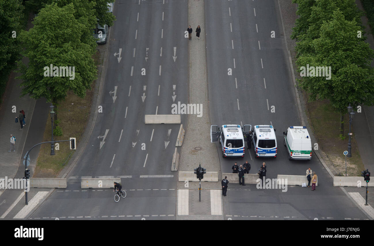 Traffic blocked hi-res stock photography and images - Alamy