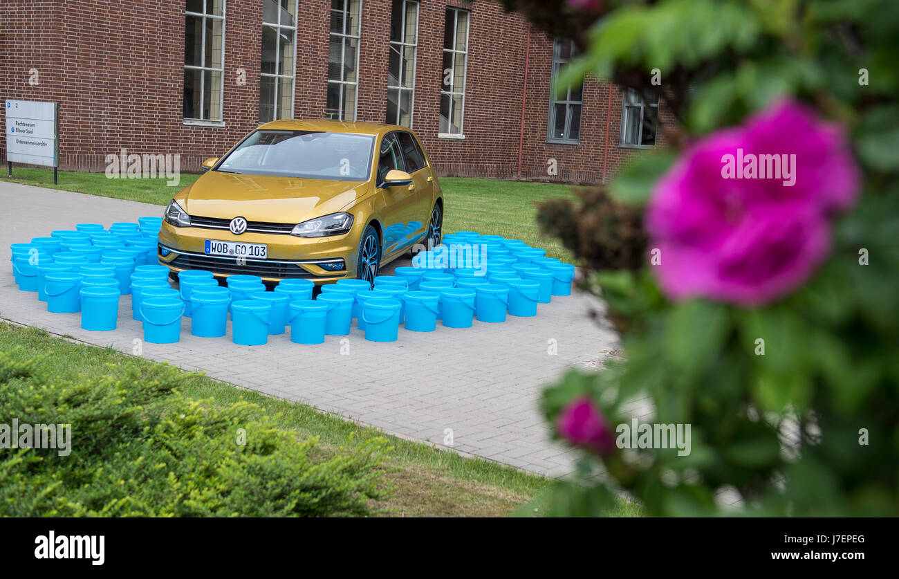 114 buckets with 10 liters of water each stand around a VW Golf in the ...