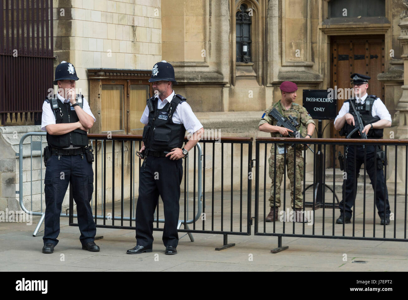 Armed police guard houses parliament hi-res stock photography and ...