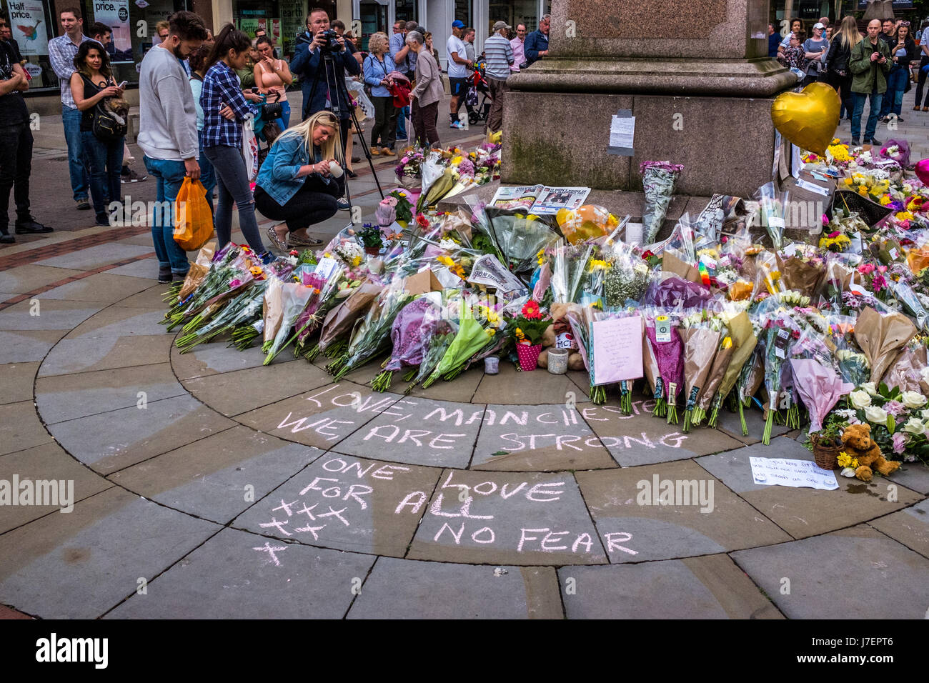 Manchester arena terrorist attack memorial hi-res stock photography and ...