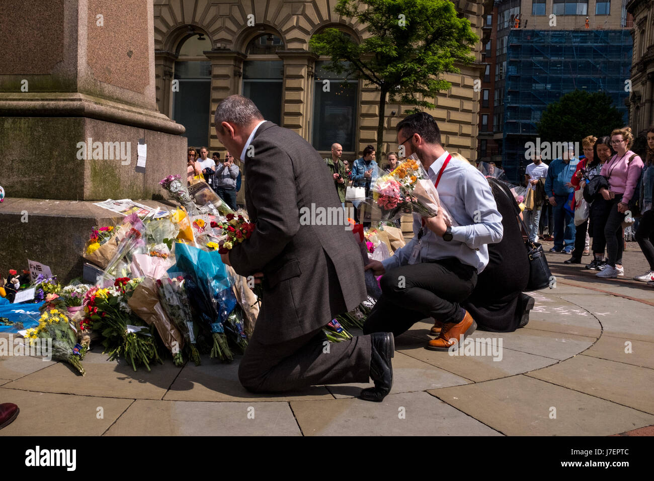 Manchester arena terrorist attack memorial hi-res stock photography and ...