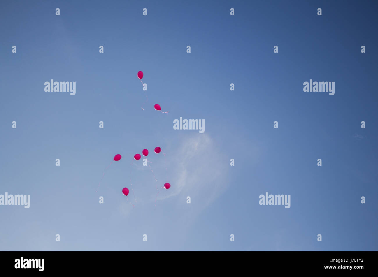 Rote luftballons hi-res stock photography and images - Alamy