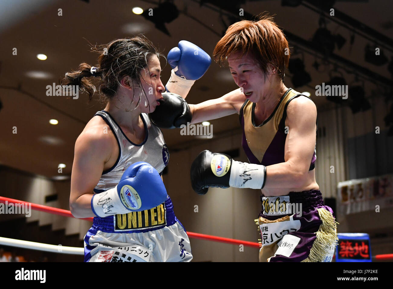Tokyo, Japan. 19th May, 2017. (L-R) Erika Hanawa, Kayoko Ebata (JPN) Boxing : Kayoko Ebata of ...