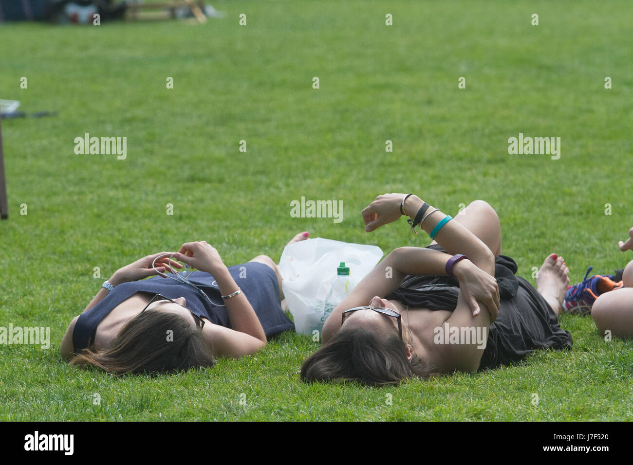 London, UK. 25th May, 2017. UK Weather. Green Park crowded with sun ...