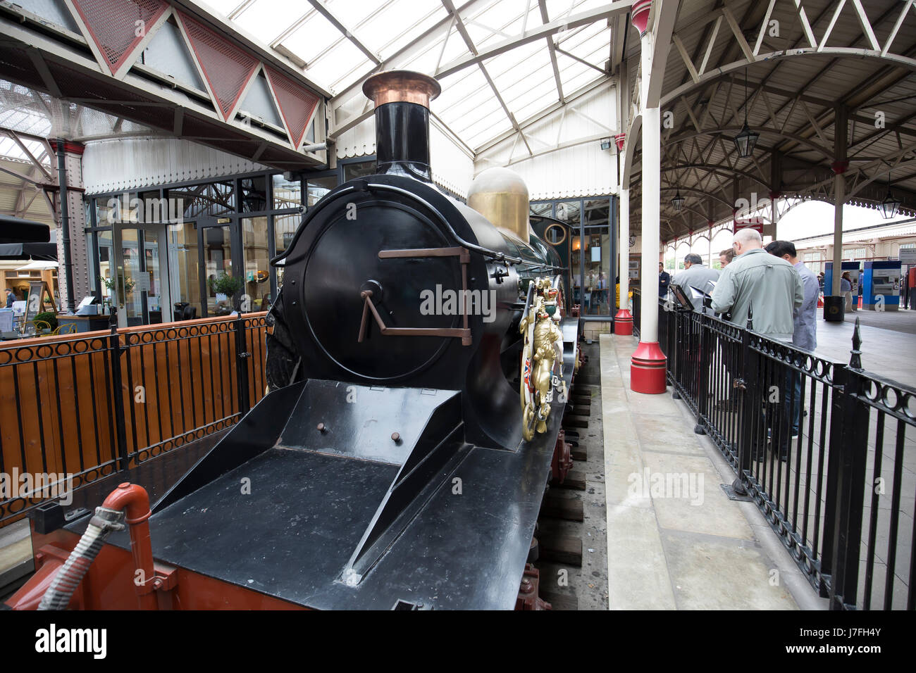 Old steam train in Windsor train station Stock Photo - Alamy