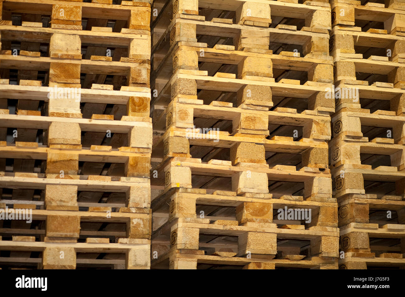 Stack of euro palettes hi-res stock photography and images - Alamy