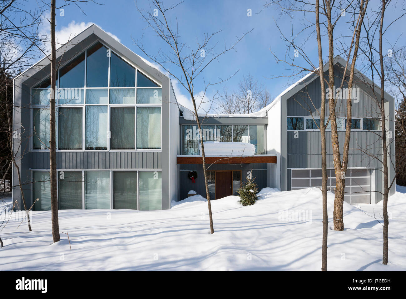 Modern glass house exterior hi-res stock photography and images - Alamy