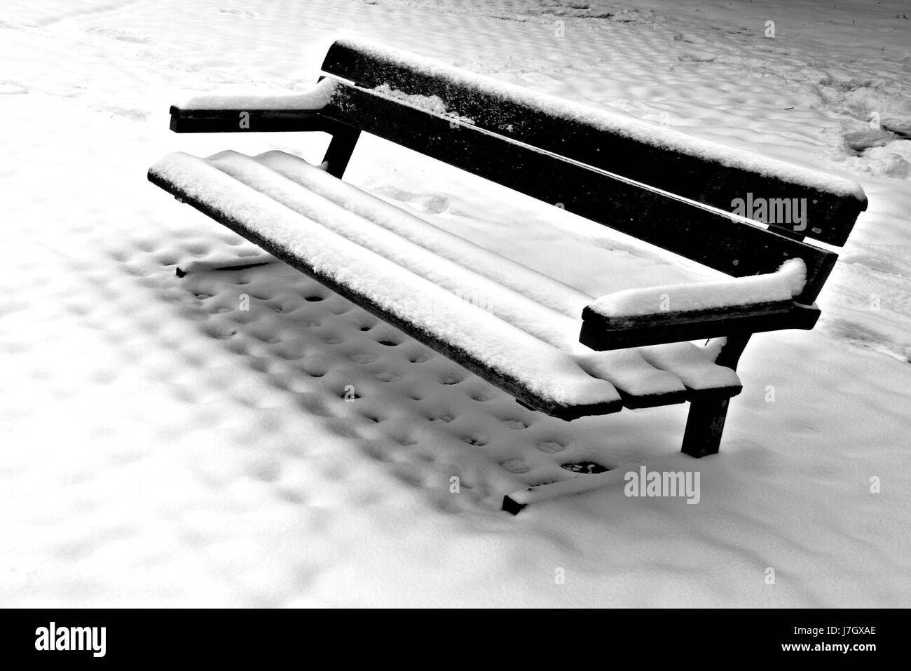Snow covered bench Stock Photo - Alamy