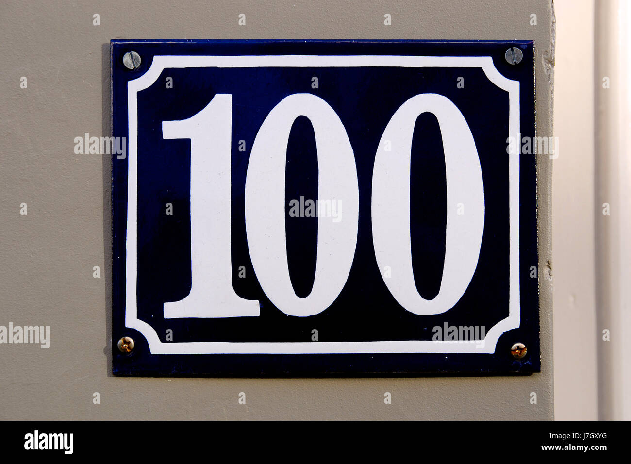 The number 100 on a wall Stock Photo - Alamy