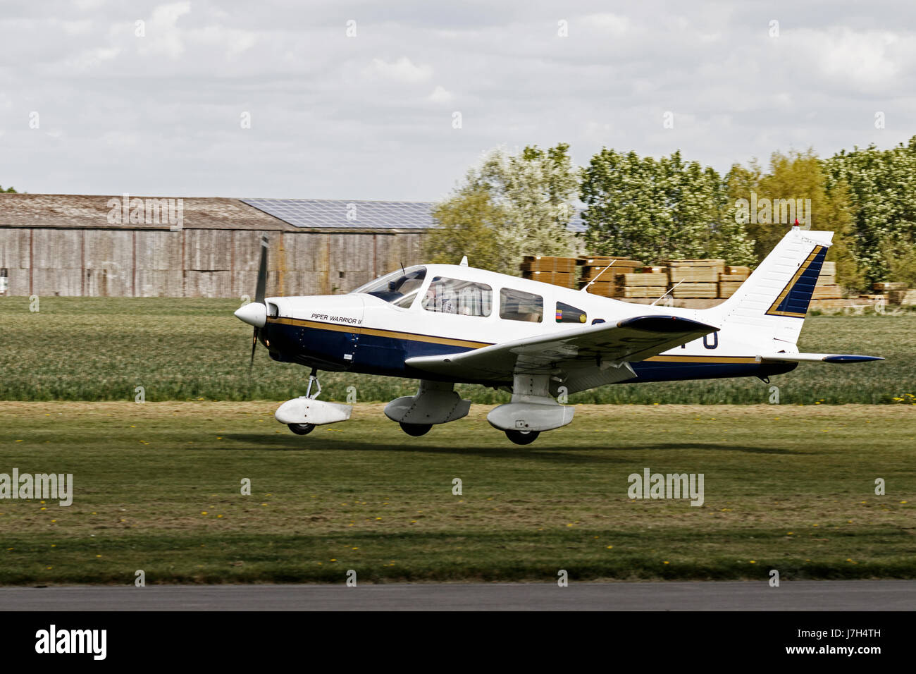 Piper PA-28-161 Cherokee Warrior II G-BTFO Stock Photo - Alamy