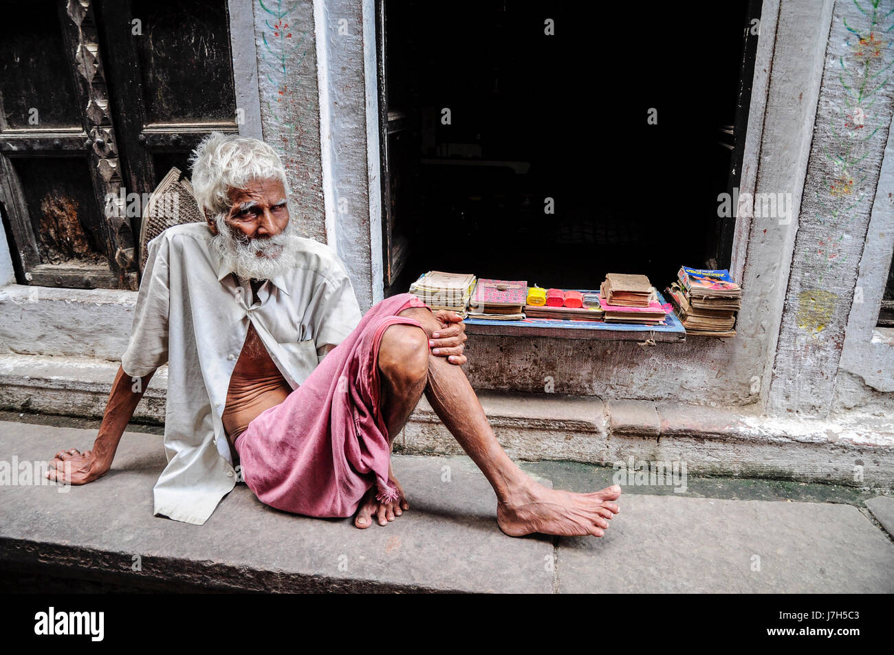 Varanasi, India, september 19, 2010: Old indian man sitting on a flor ...