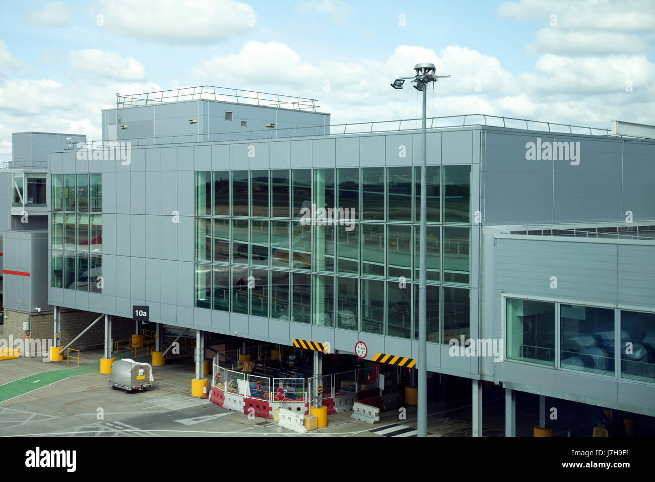Gatwick airport exterior hi-res stock photography and images - Alamy