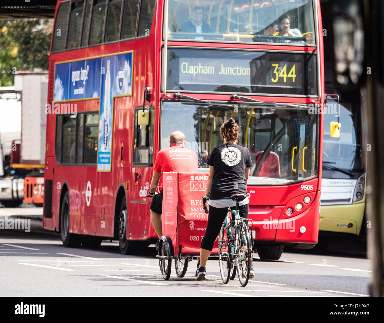 London commuter cyclist, bike riding along London's urban roads Stock ...