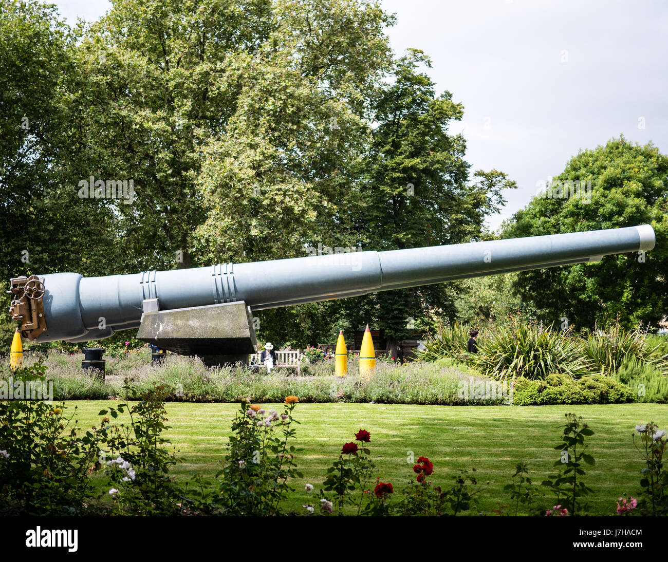 Huge gun in the grounds of the Imperial War Museum in London Stock ...