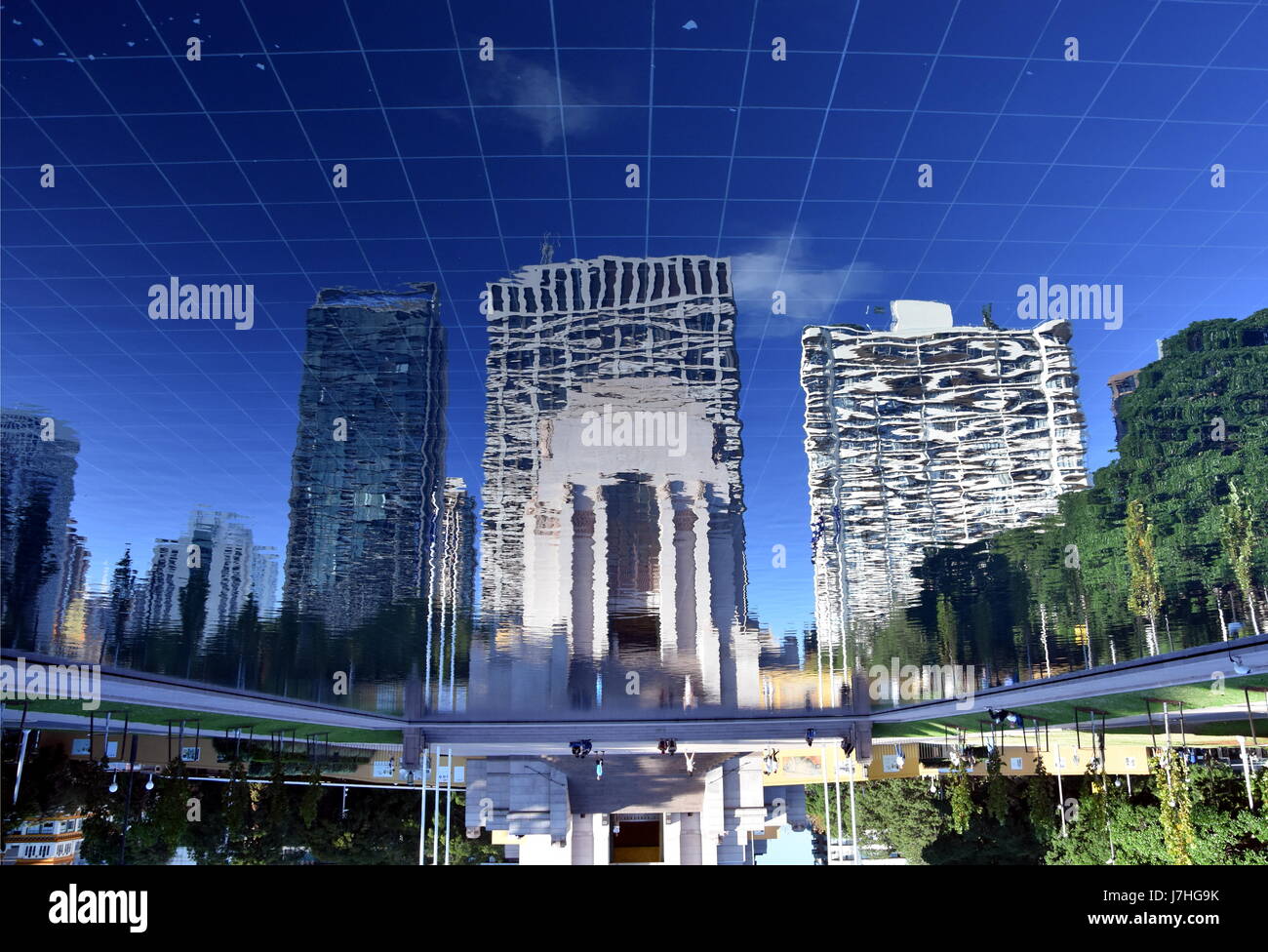 City reflection in the pool at the ANZAC Memorial (Hyde Park, Sydney ...