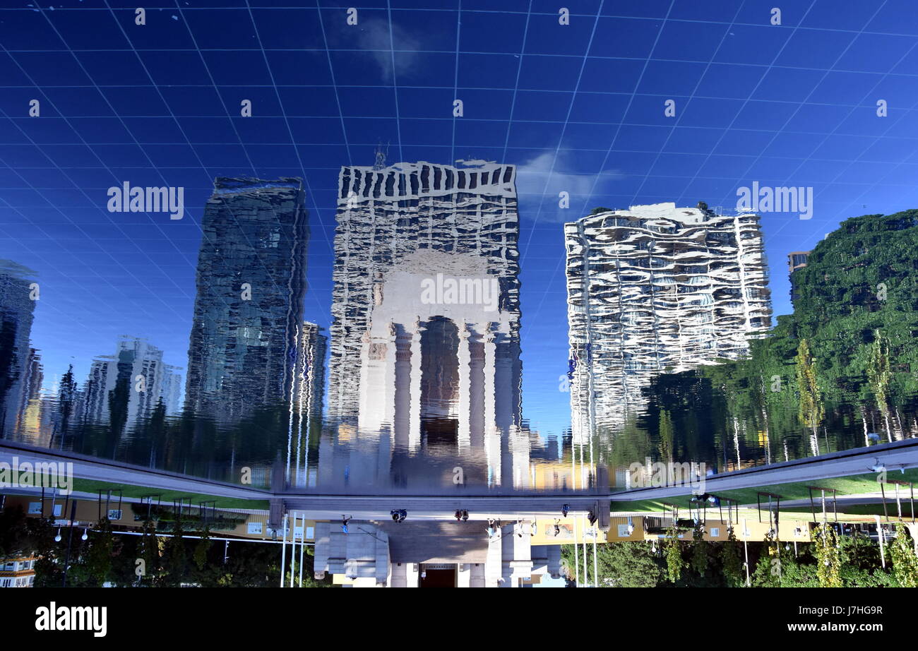 City reflection in the pool at the ANZAC Memorial (Hyde Park, Sydney ...