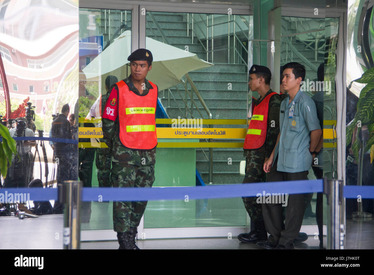Military stand guard outside Phramongkut klao Hospital after an ...