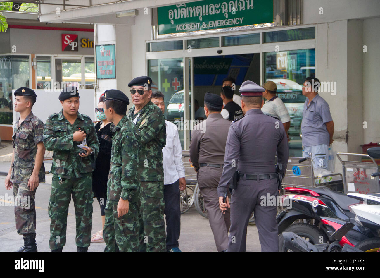 Military stand guard outside Phramongkut klao Hospital after an ...