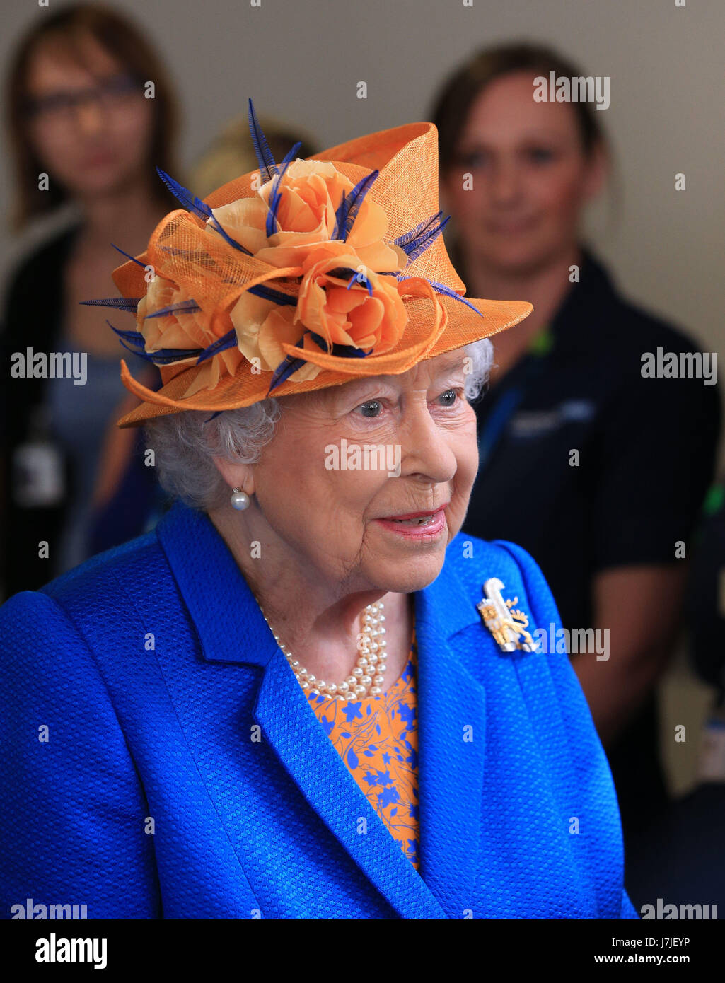 Queen elizabeth ii visits royal manchester childrens hospital hi-res ...