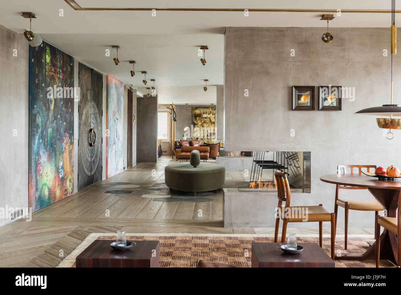 30 metre living space with structural half walls in Istanbul apartment ...