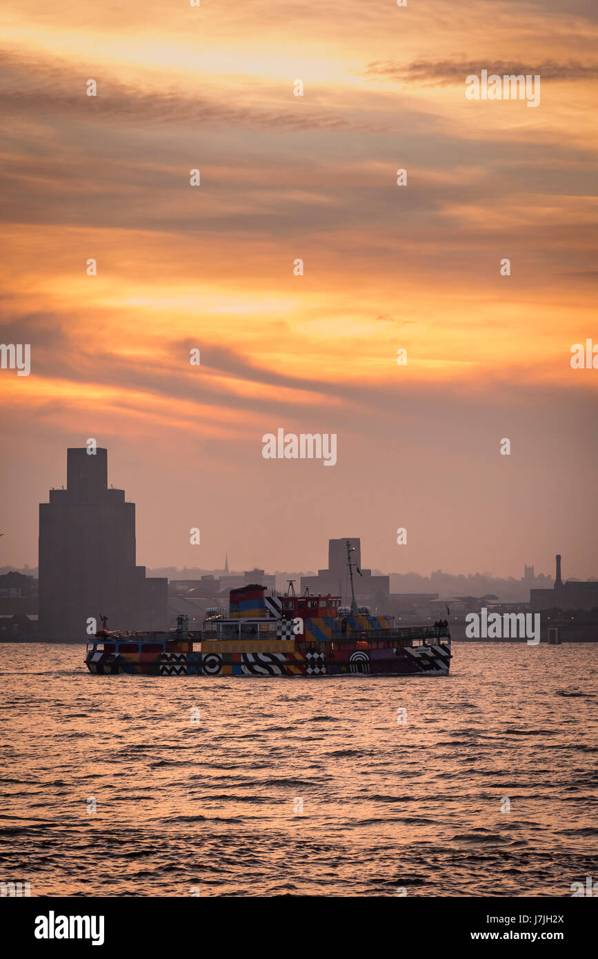 Golden sunset boat hi-res stock photography and images - Alamy