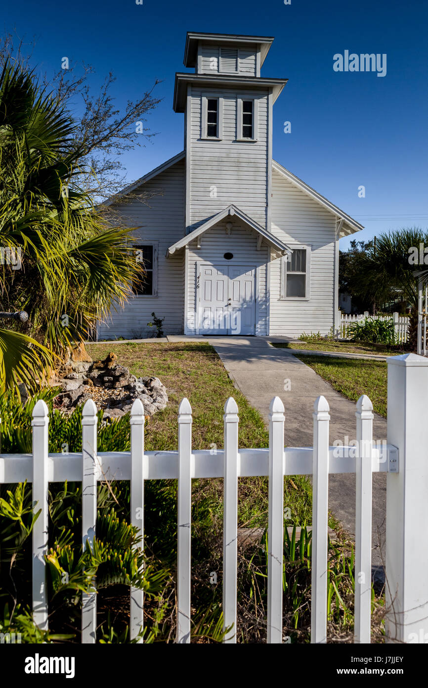 Old Florida style vintage white wooden church Stock Photo - Alamy