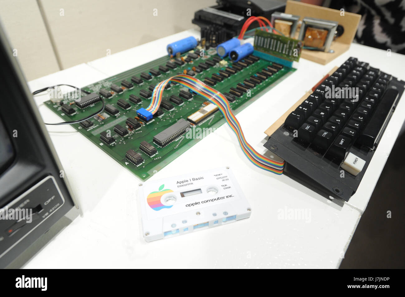 Preview of a fully-functional Apple 1 set to be auctioned off by ...