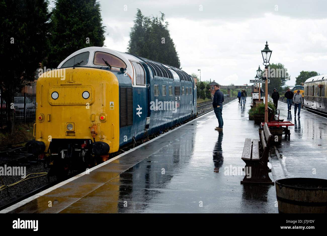 Class 55 Deltic diesel locomotive No 55018 "Ballymoss" at the Severn ...
