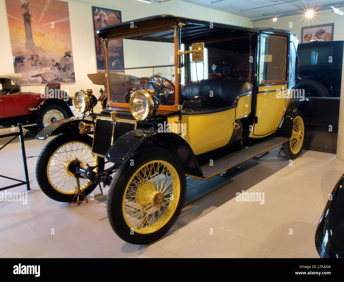The 1910 Lanchester 28 HP Landaulette is a luxury car known for its ...