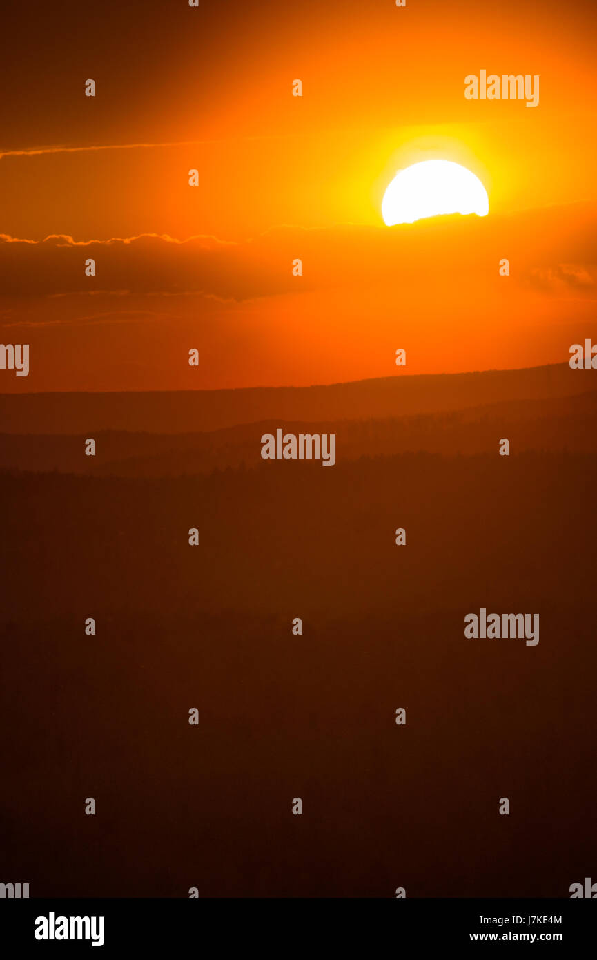 Orange disc sun sinks hi-res stock photography and images - Alamy