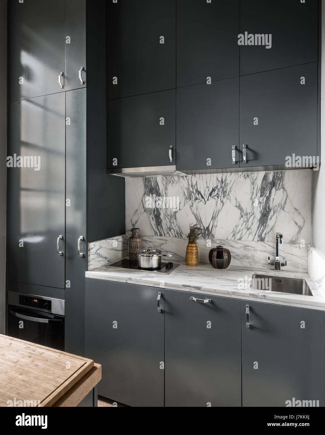 Bespoke fitted kitchen with figured Arabescato marble Stock Photo - Alamy