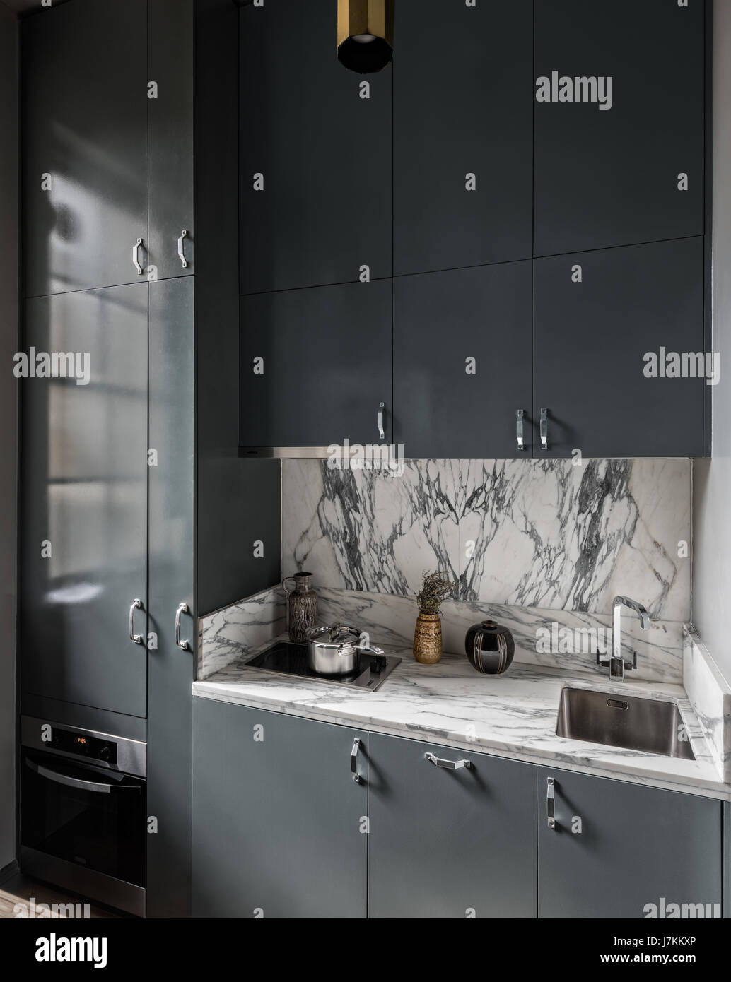 Bespoke fitted kitchen with figured Arabescato marble Stock Photo - Alamy