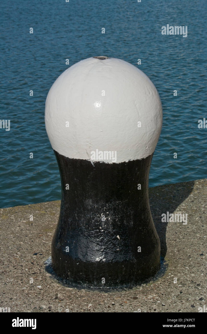 Round bollards hi-res stock photography and images - Alamy