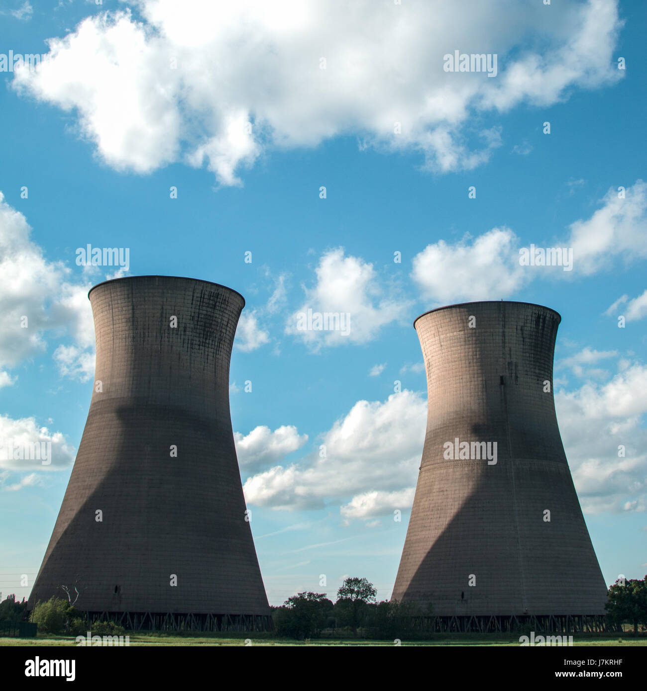 Willington power station cooling towers hi-res stock photography and ...
