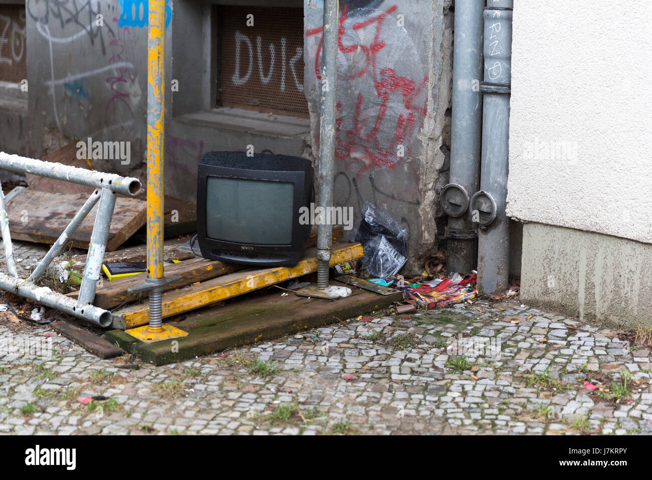 Broken tv flat hi-res stock photography and images - Alamy