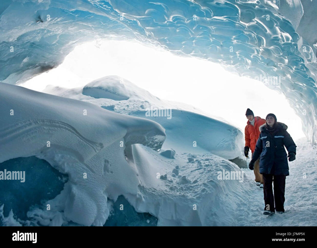 THE THING (2011) ERIC CHRISTIAN OLSEN MARY ELIZABETH WINSTEAD MATTHIJS ...