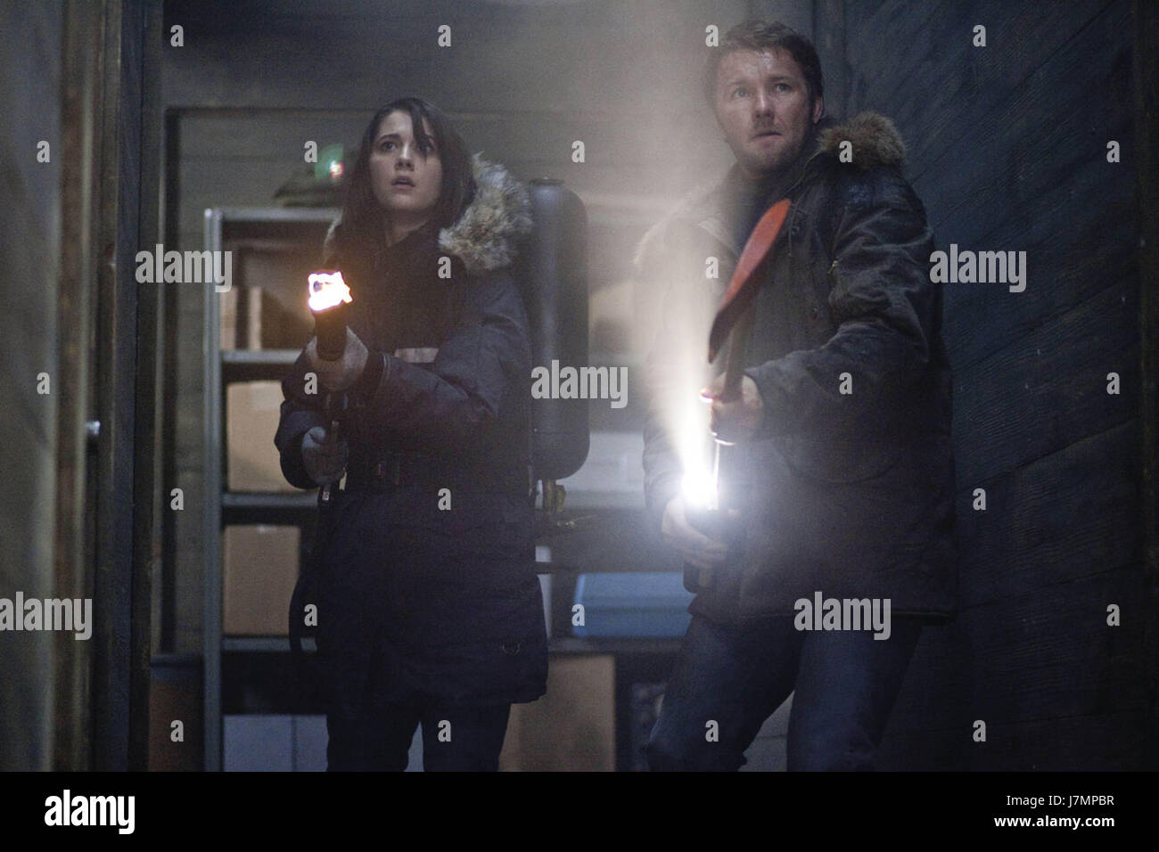 THE THING (2011) MARY ELIZABETH WINSTEAD JOEL EGERTON MATTHIJS VAN ...