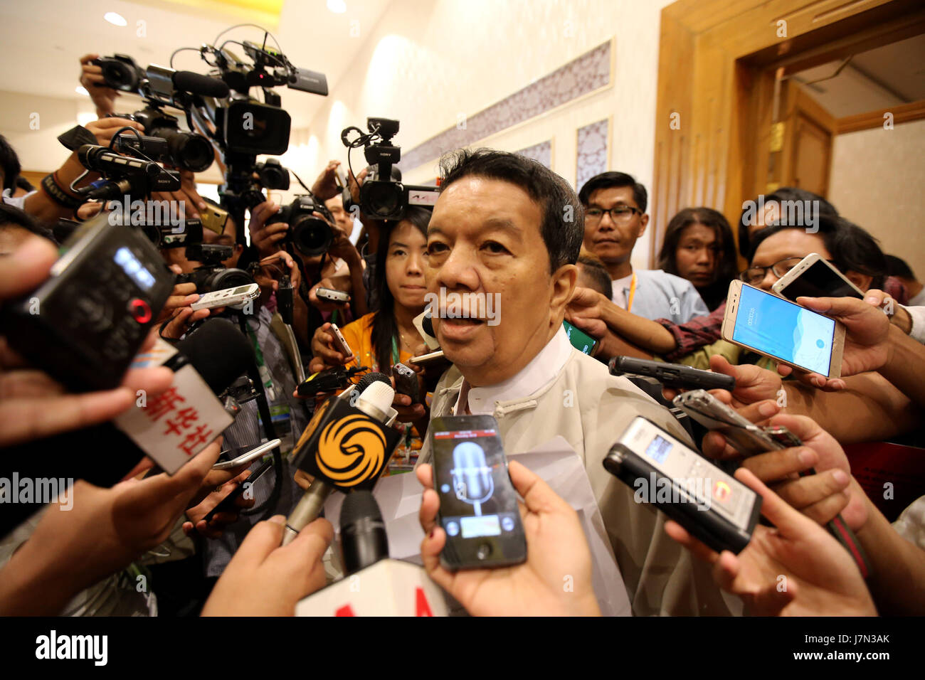 (170525) -- NAY PYI TAW, May 25, 2017 (Xinhua) -- Chairman of the Peace ...