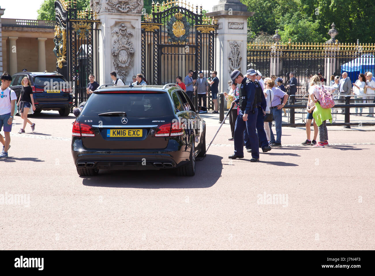 Buckingham palace police garden hi-res stock photography and images - Alamy