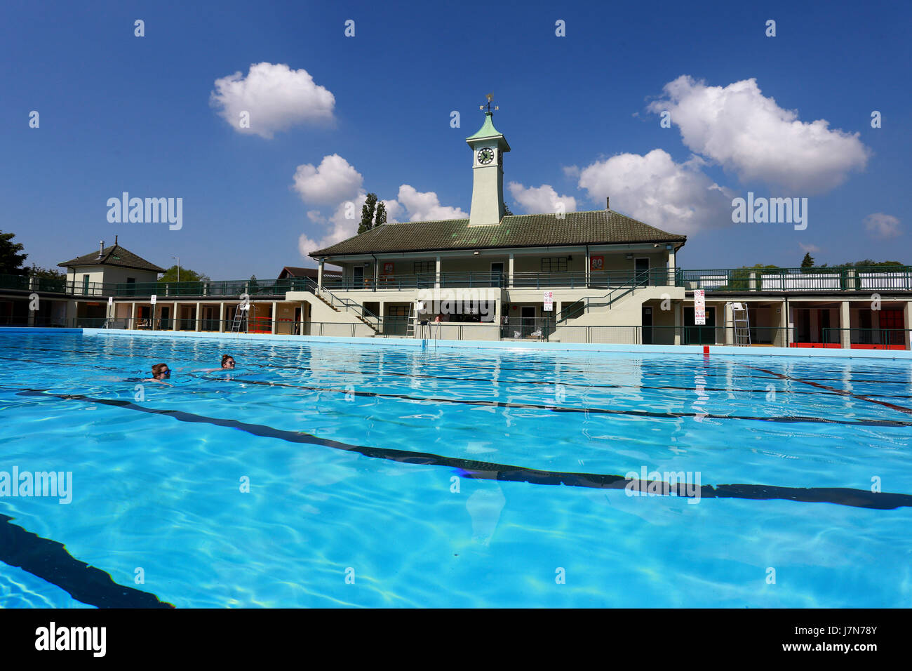 Peterborough, UK. 25th May, 2017. UK Weather. Peterborough Lido manager ...