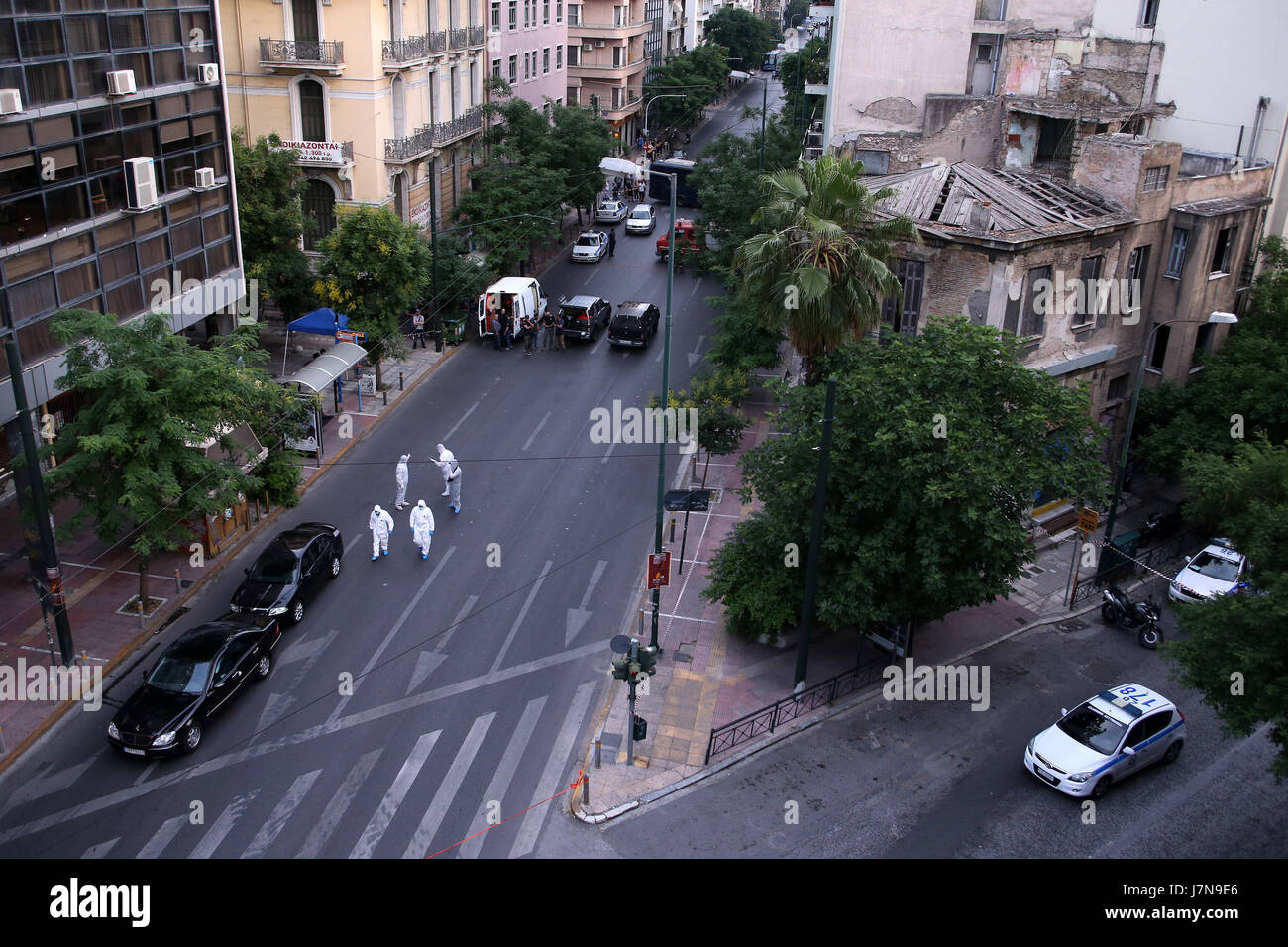 Athens. 25th May, 2017. Counter-terrorism experts check the site of the ...