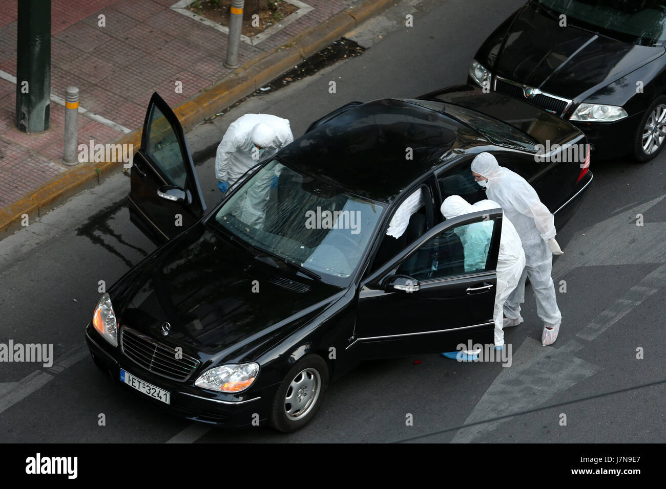 Athens. 25th May, 2017. Counter-terrorism experts check the site of the ...