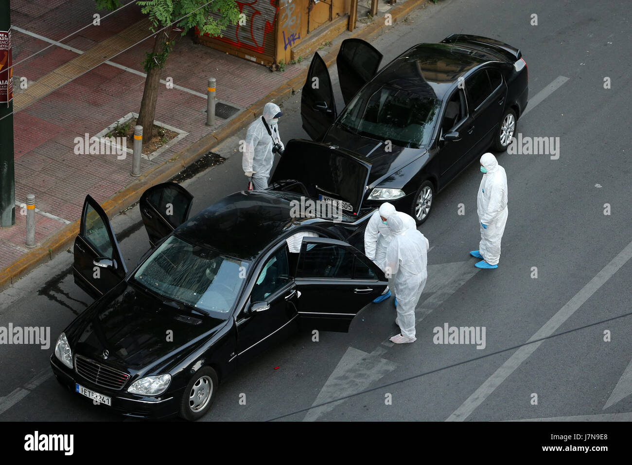 Athens. 25th May, 2017. Counter-terrorism experts check the site of the ...