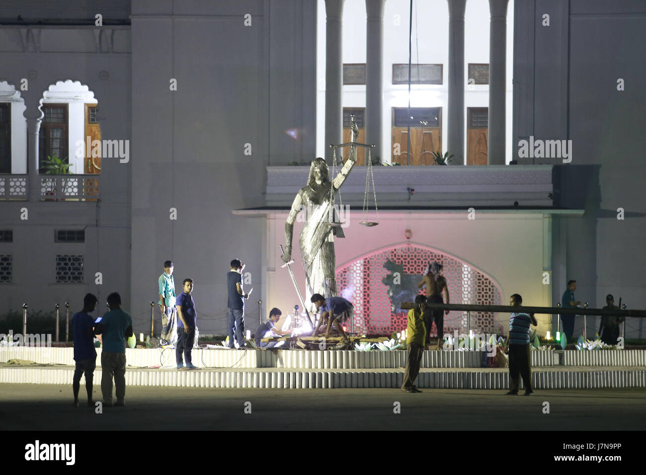 Dhaka, Bangladesh. 26th May, 2017. Bangladeshi workers remove the Lady ...